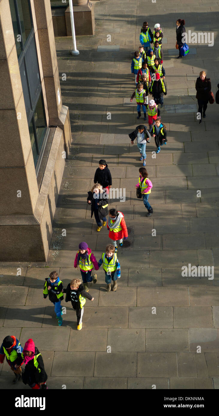 School kids walking line hi-res stock photography and images - Alamy