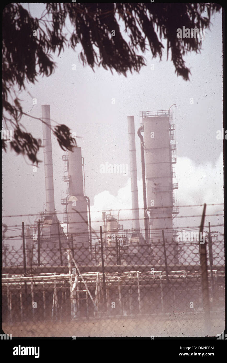 MOBIL OIL REFINERY SEEN THROUGH SMOG 542705 Stock Photo - Alamy