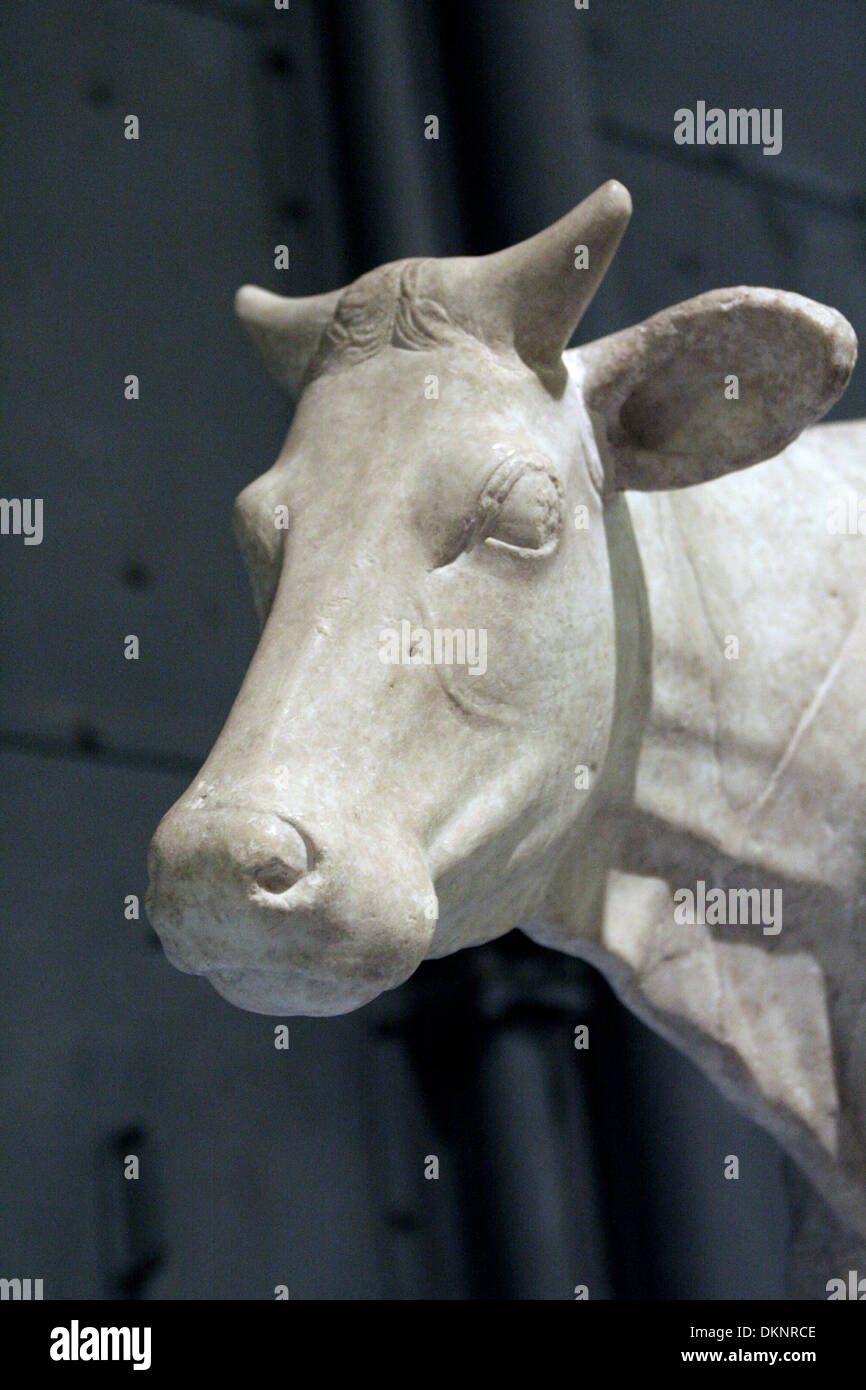 Marble ox statue hi-res stock photography and images - Alamy