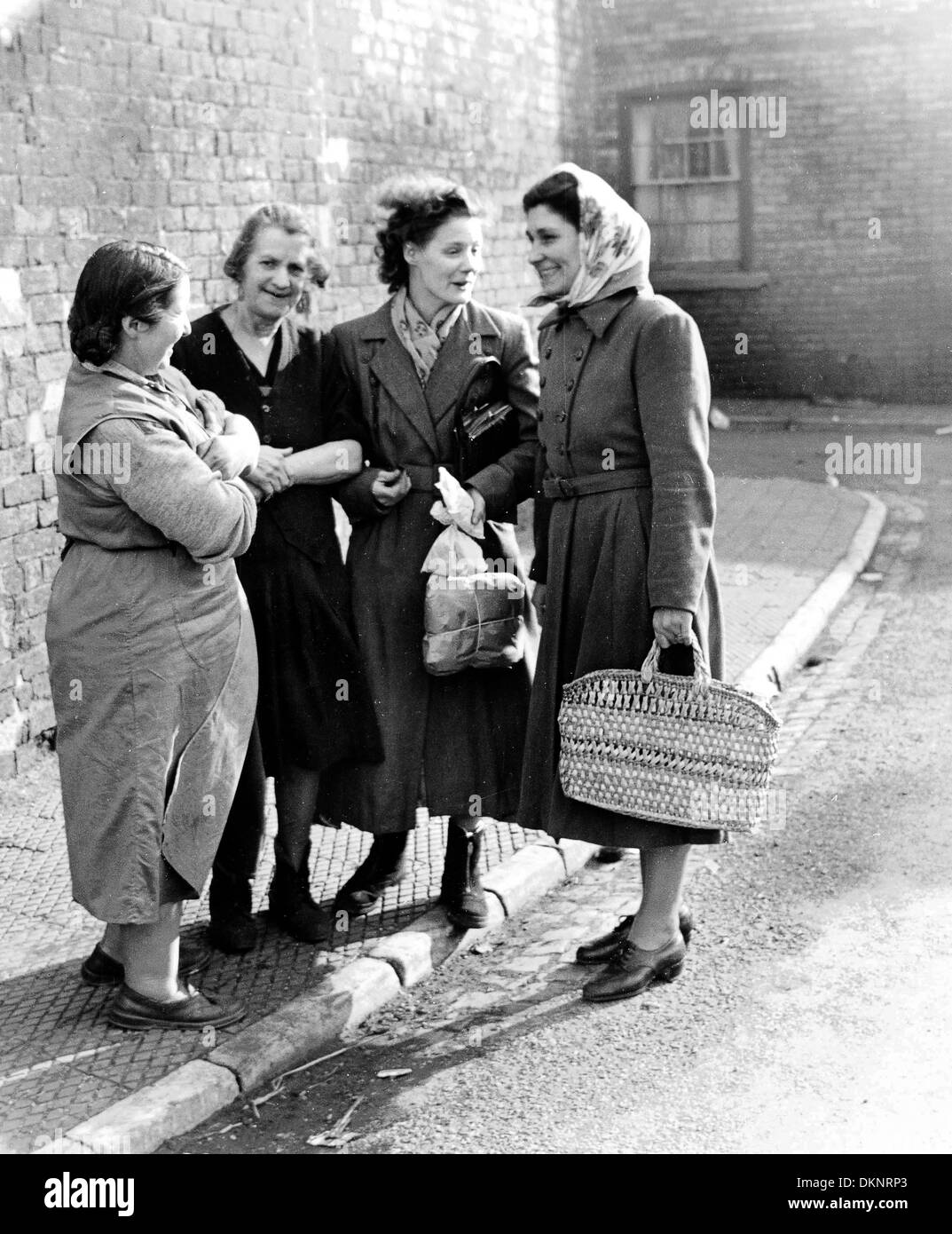 Women gossiping 1950s hi-res stock photography and images - Alamy