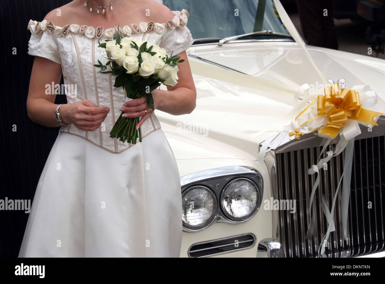 Bride by the classical car Stock Photo - Alamy