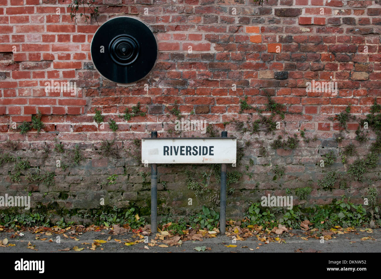 Riverside wall hi-res stock photography and images - Alamy