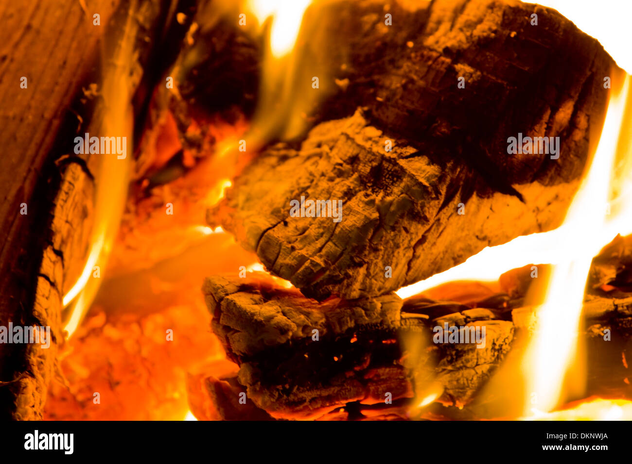 Flaming logs hi-res stock photography and images - Alamy