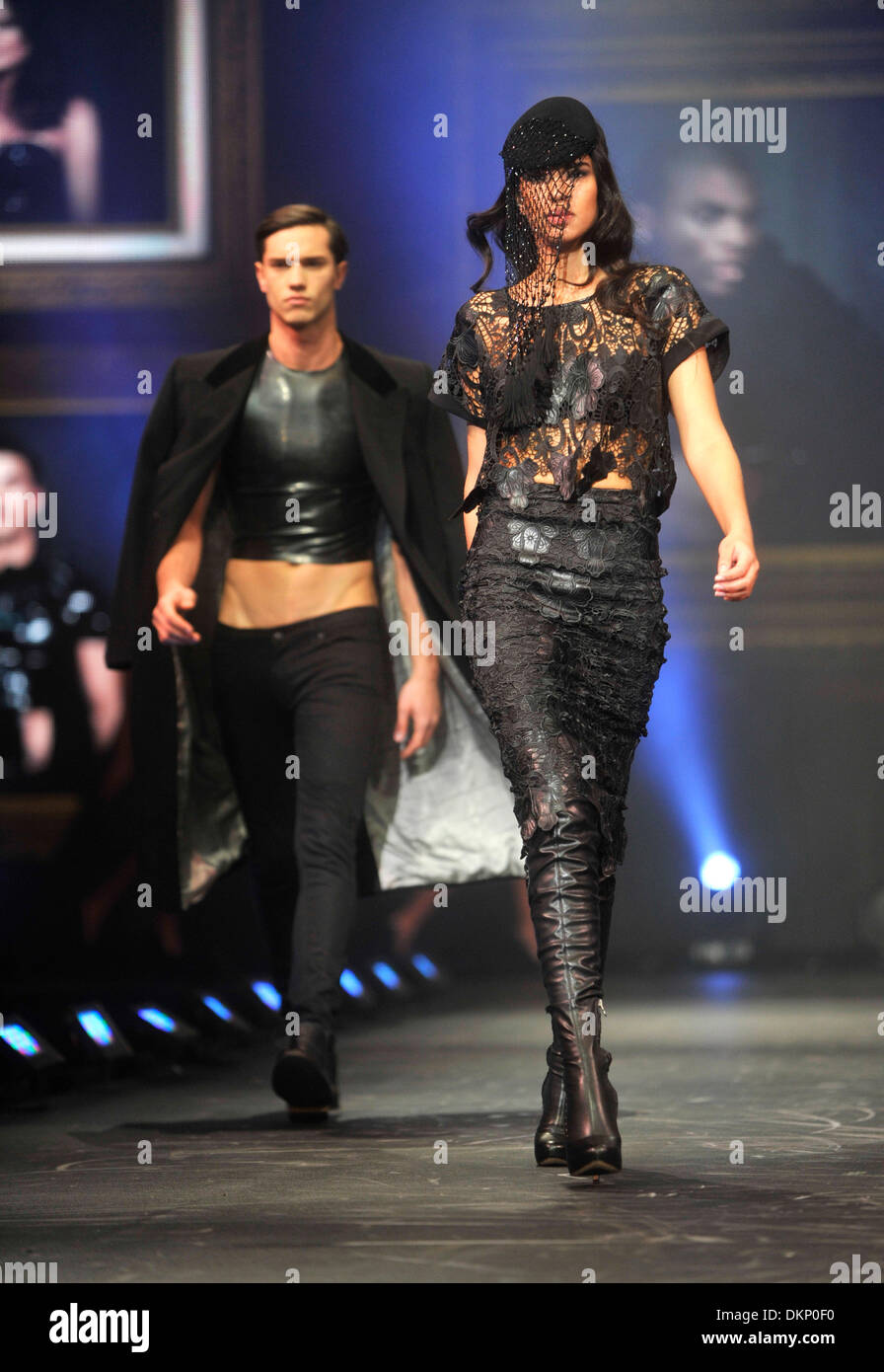Clothes show live models fashon show cat walk hi-res stock photography ...