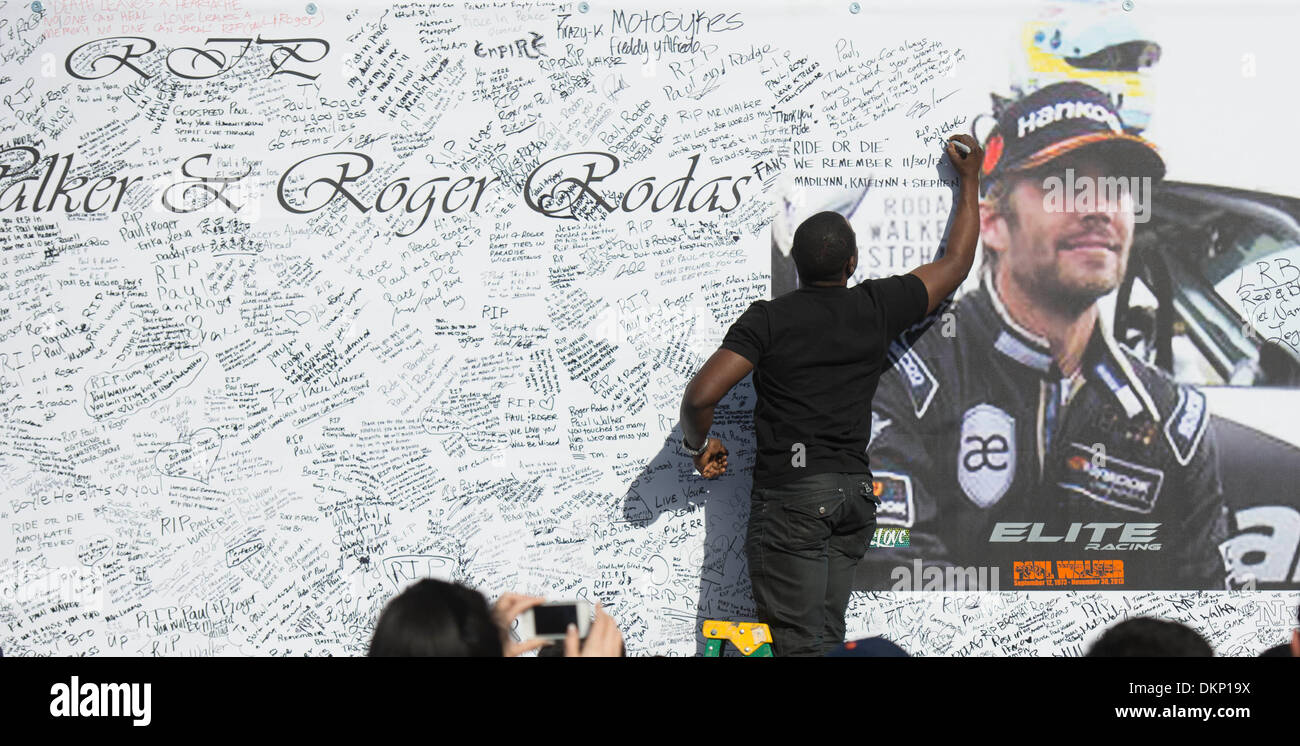 Los Angeles, USA. 8th Dec, 2013. A fan of actor Paul Walker signs on a ...