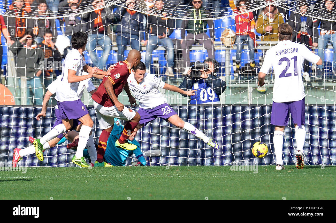 Rome, Italy. 9th Dec, 2013. AS Roma's Maicon (2nd, L) scores during the ...