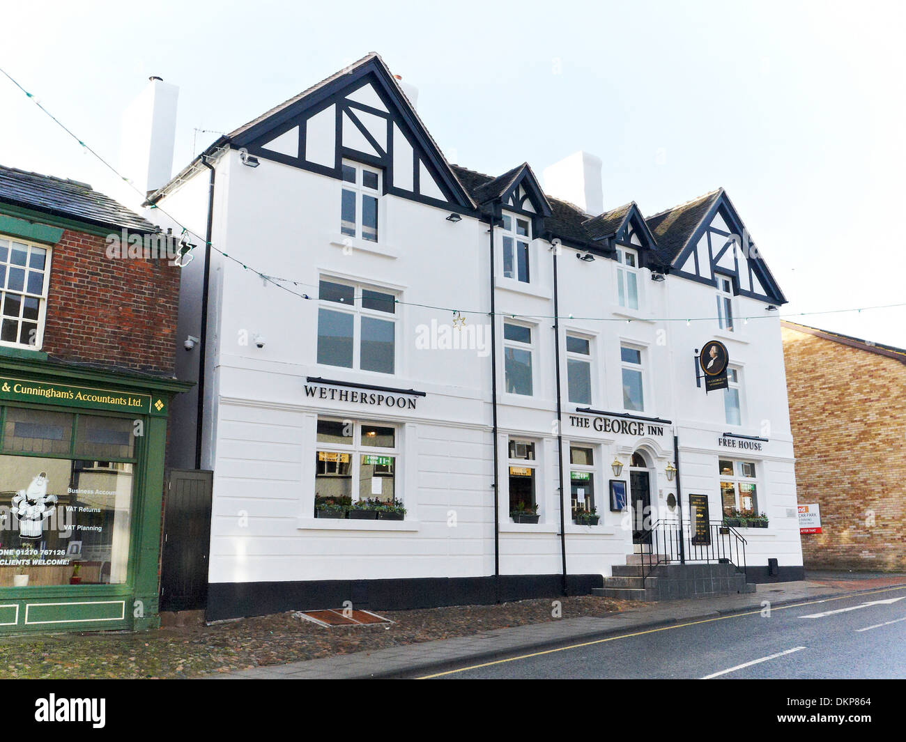 Outside wetherspoon pub hi-res stock photography and images - Alamy