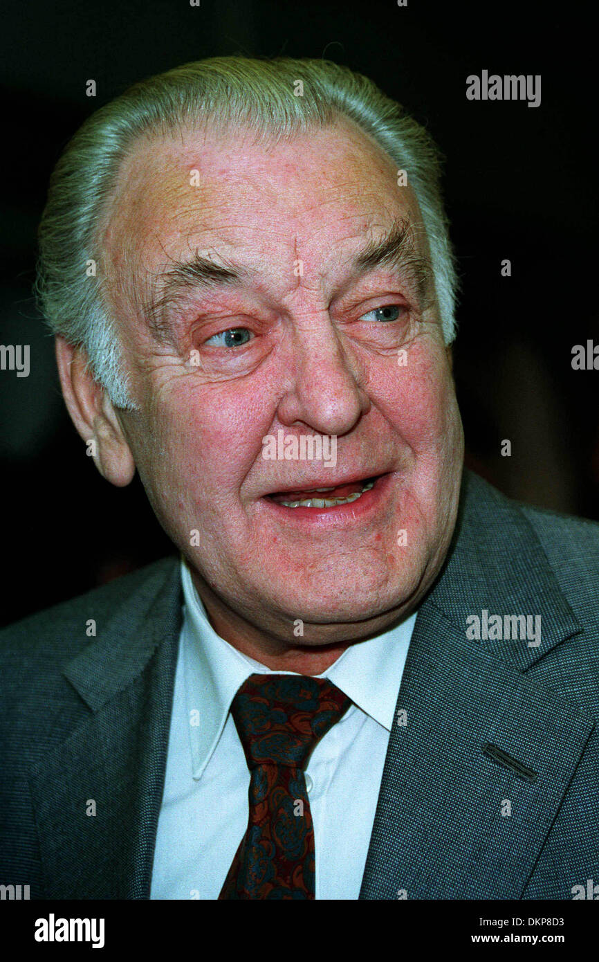 Actor donald sinden hi-res stock photography and images - Alamy