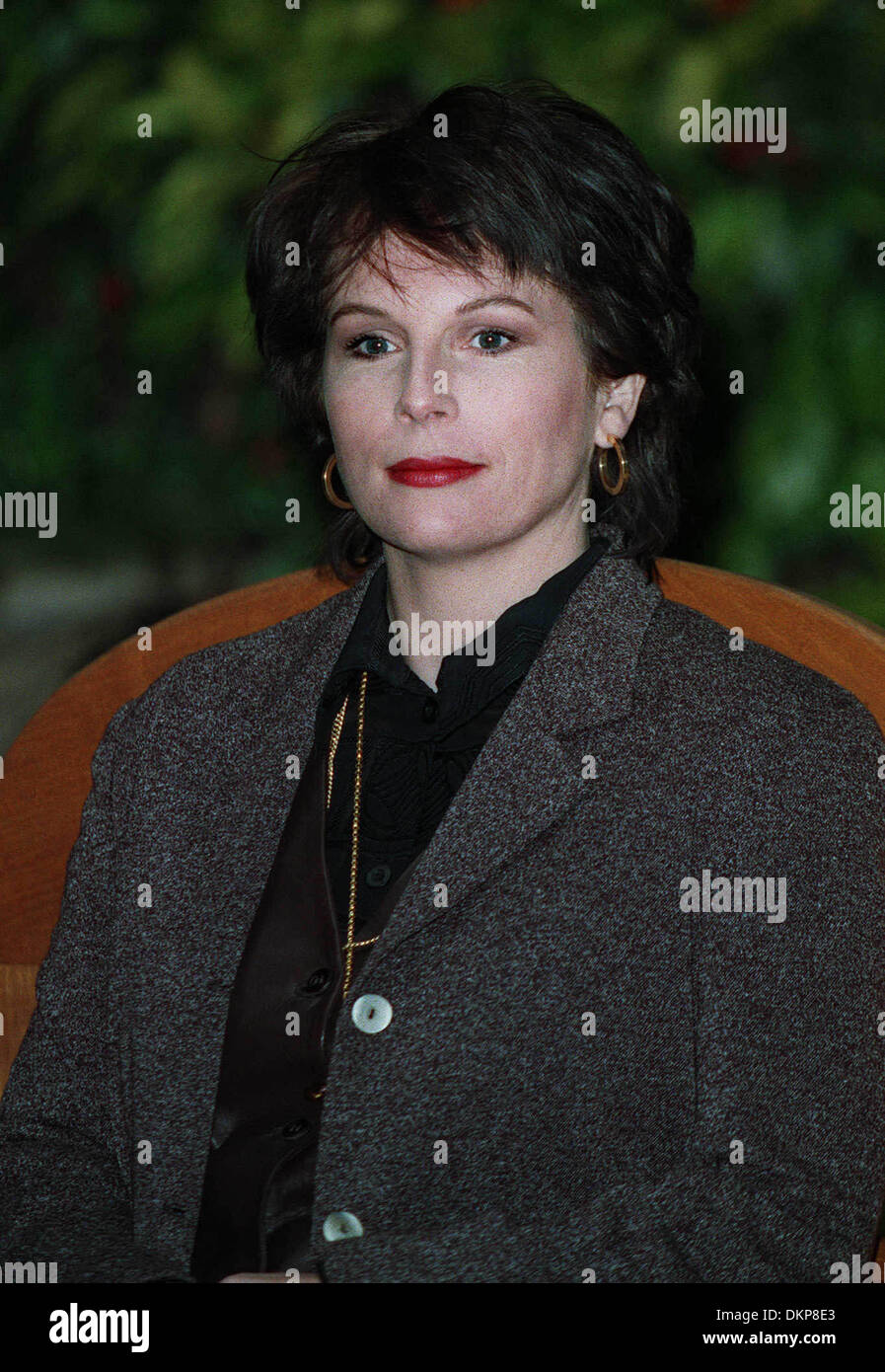 JENNIFER SAUNDERS.ACTRESS & COMEDIENNE.07/01/1994.B88B16C.CREDIT ...