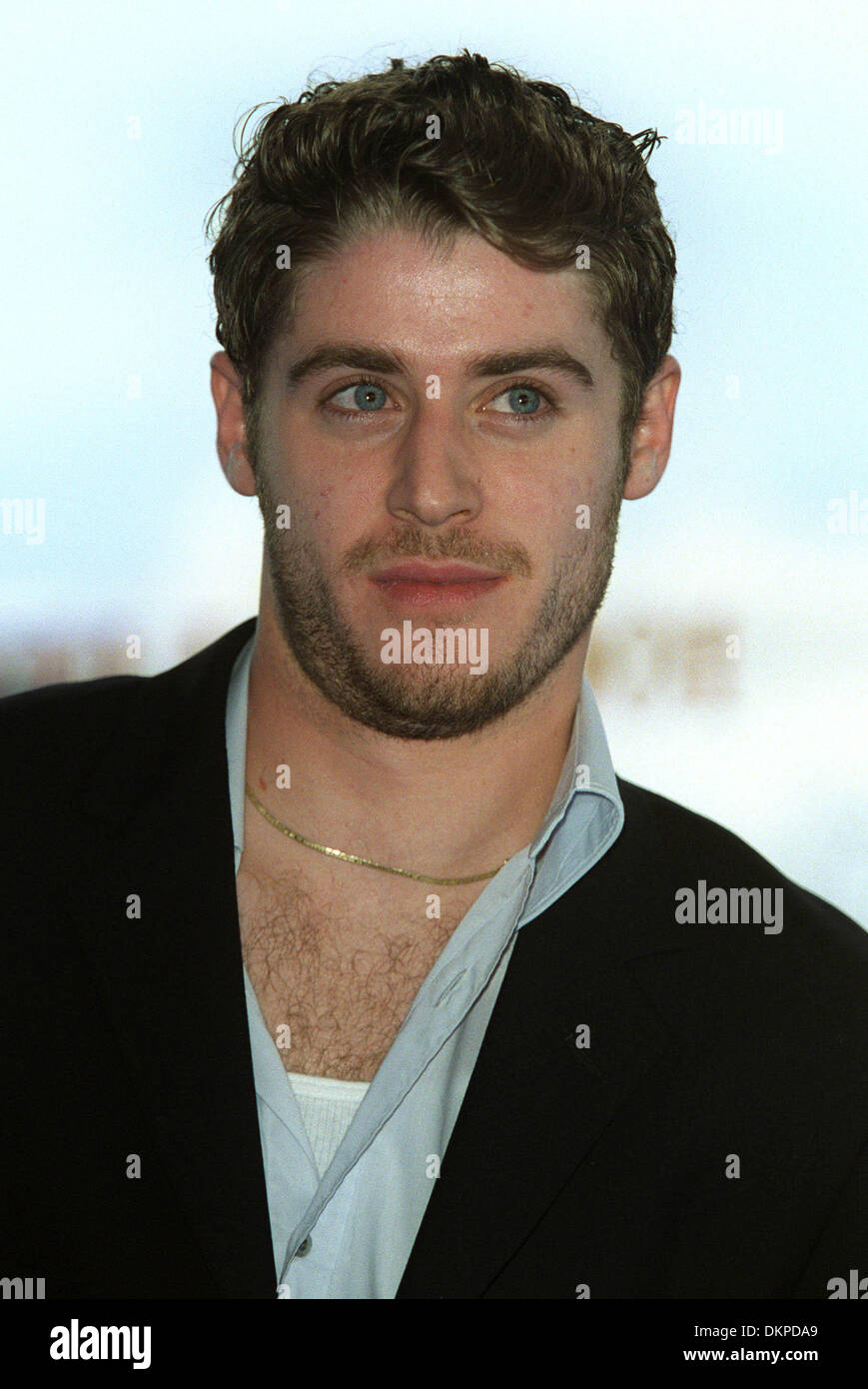 JON ABRAHAMS.ACTOR.DEAUVILLE, FRANCE.07/09/2001.BL91F16 Stock Photo - Alamy