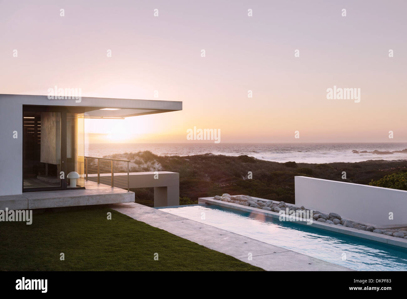 Modern house night front sea hi-res stock photography and images - Alamy