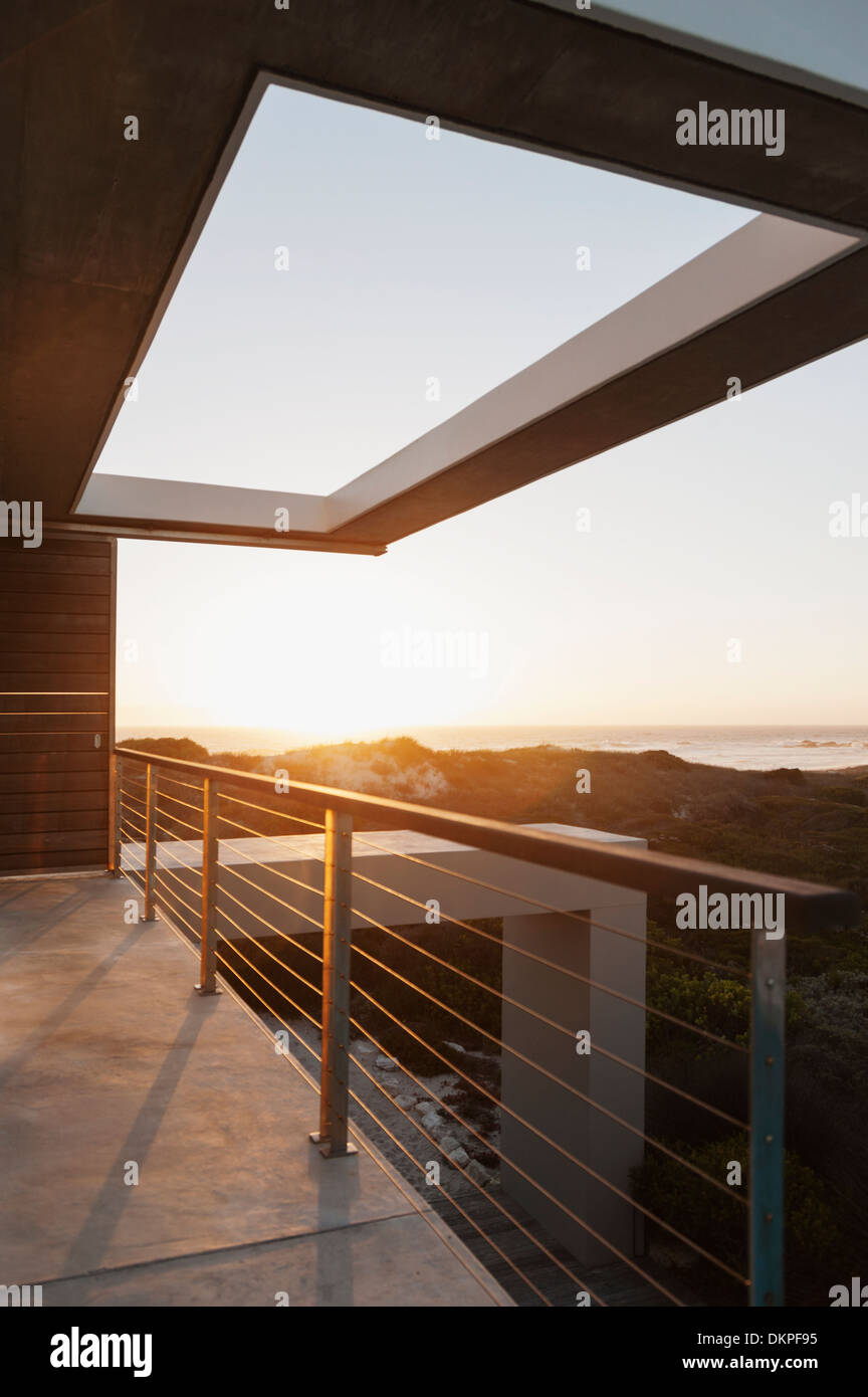 Modern house night front sea hi-res stock photography and images - Alamy