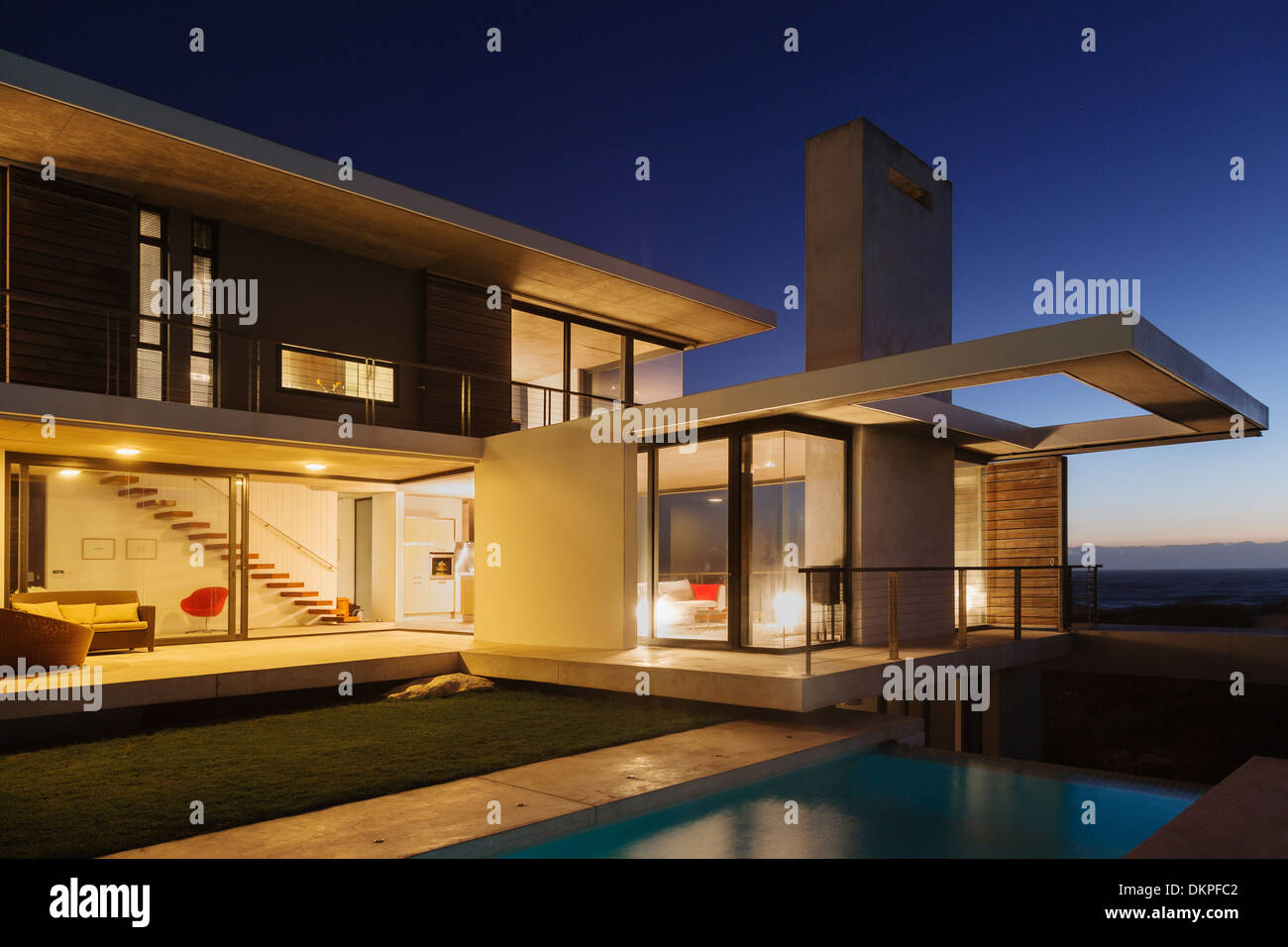 Modern house night exterior hi-res stock photography and images - Alamy