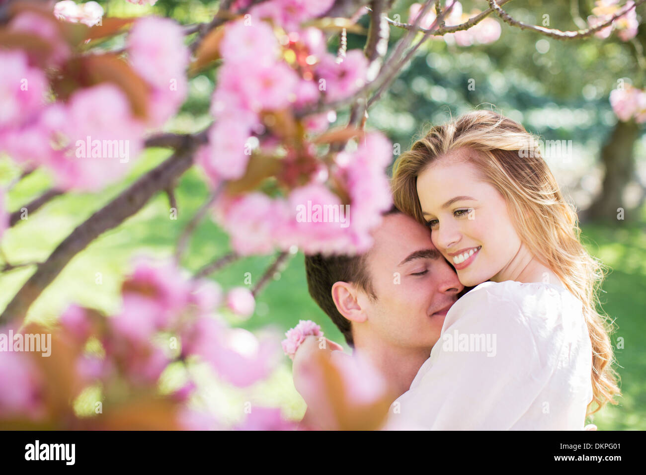Couple hugging tree hi-res stock photography and images - Alamy