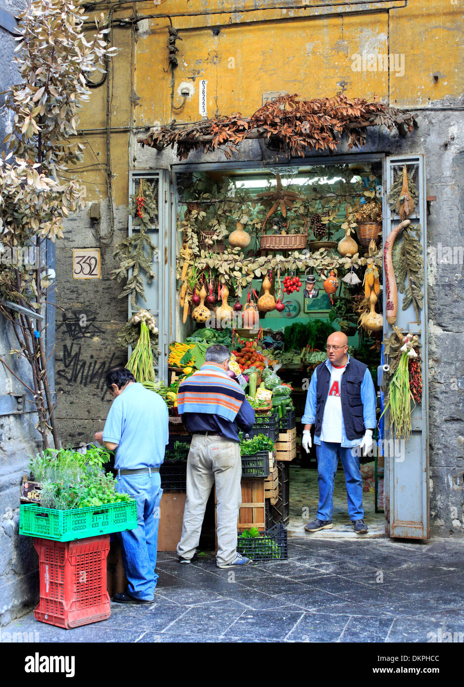 Napoli man street hi-res stock photography and images - Alamy