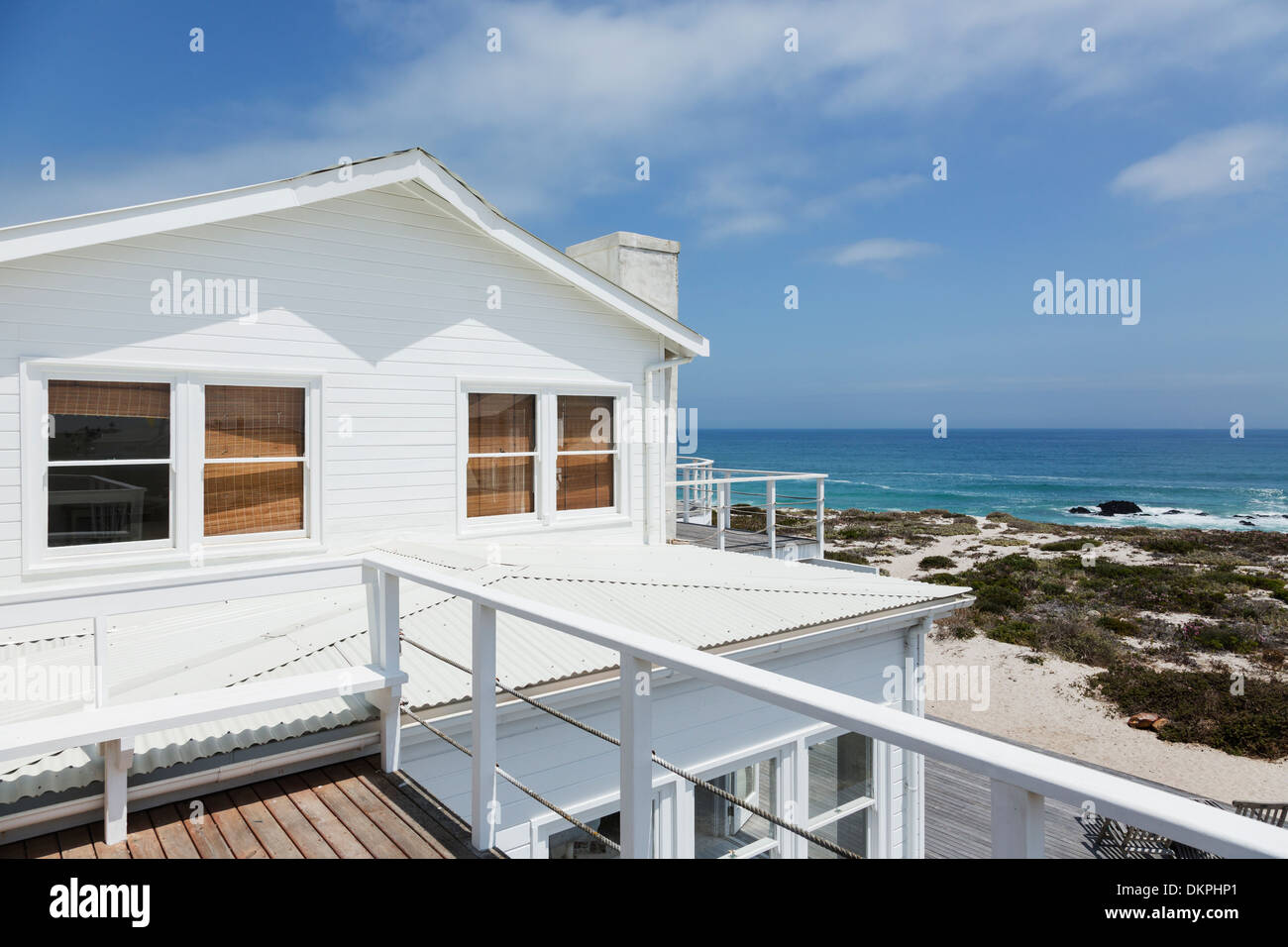 Overlooking coast house hi-res stock photography and images - Alamy