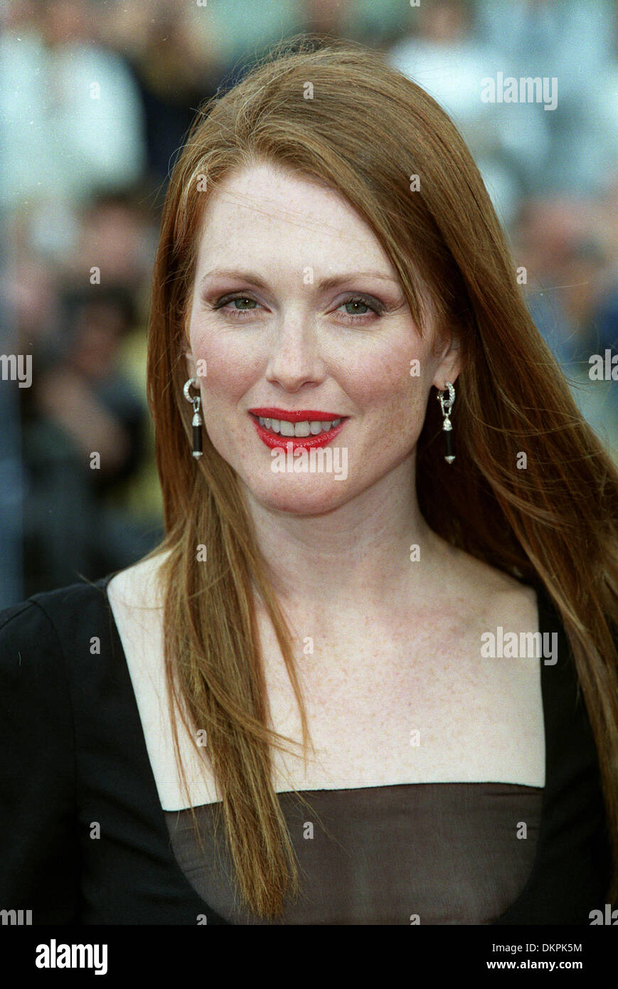 Julianne moore 2001 hi-res stock photography and images - Alamy