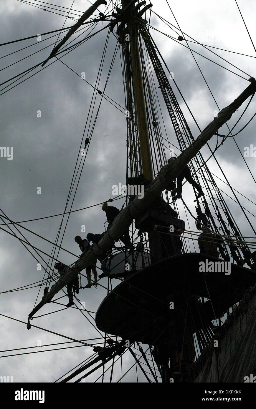 THE ENDEAVOUR.REPLICA OF HM BARK ENDEAVOUR.21/06/2002.DI69 Stock Photo ...