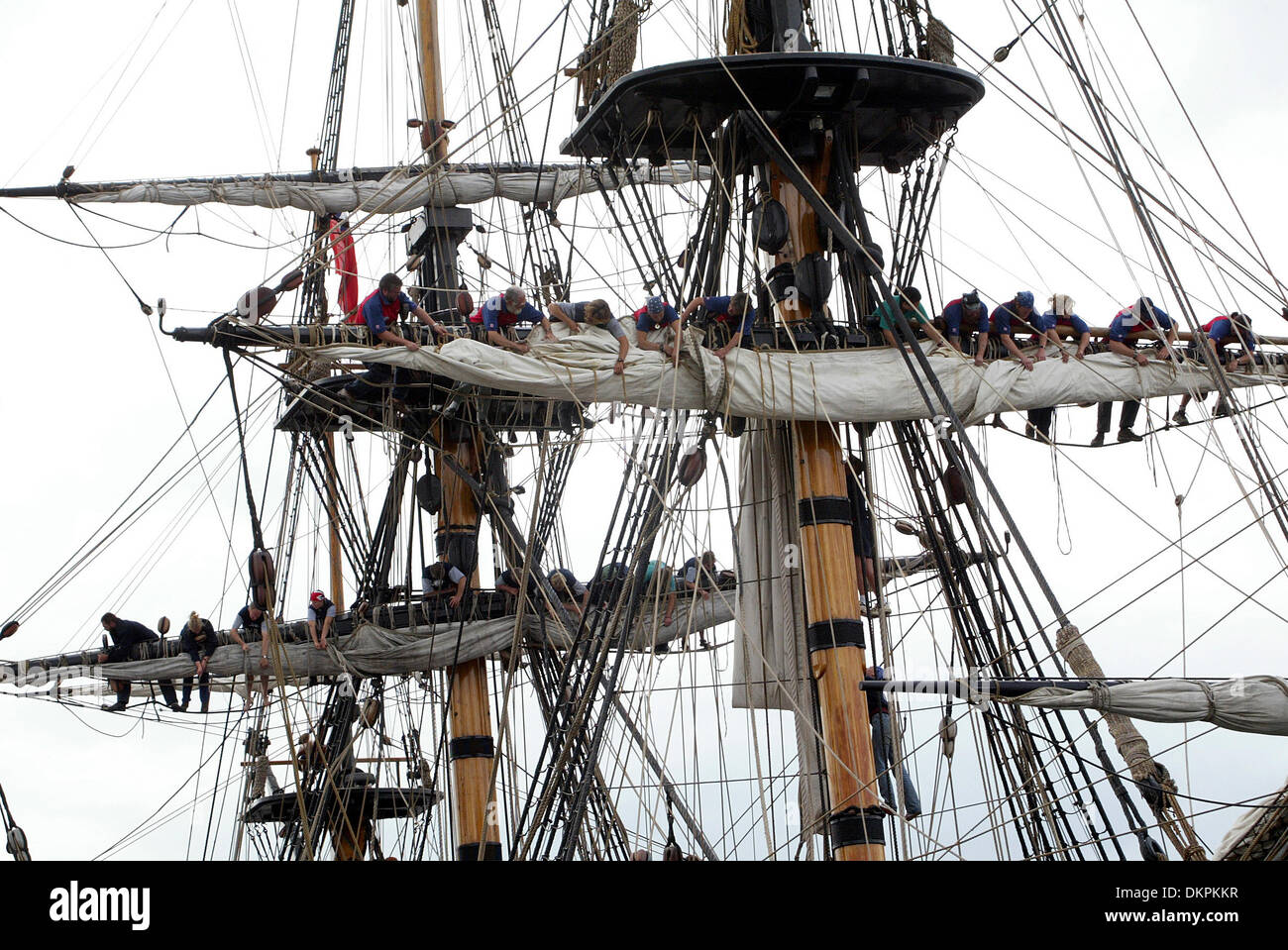 THE ENDEAVOUR.REPLICA OF HM BARK ENDEAVOUR.21/06/2002.DI75 Stock Photo ...