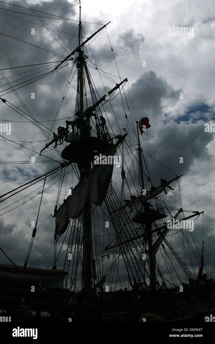 THE ENDEAVOUR.REPLICA OF HM BARK ENDEAVOUR.21/06/2002.DI76 Stock Photo ...
