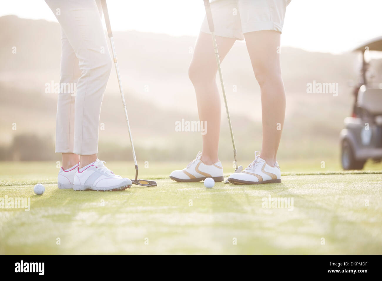 Side view woman playing golf hi-res stock photography and images - Alamy
