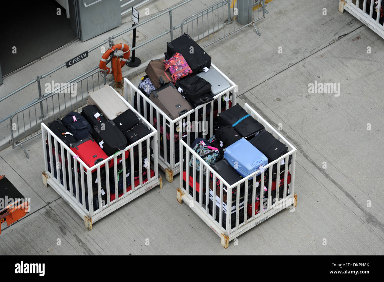 Airport luggage truck hi-res stock photography and images - Alamy