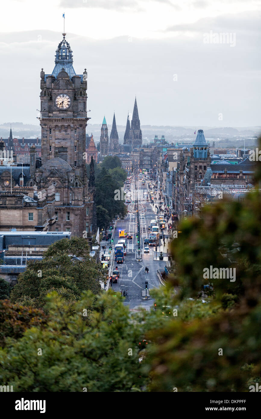 Edinburgh at night city scape hi-res stock photography and images - Alamy