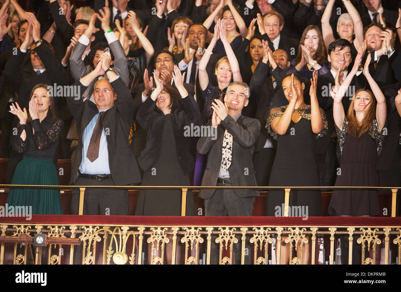 Standing ovation hi-res stock photography and images - Alamy