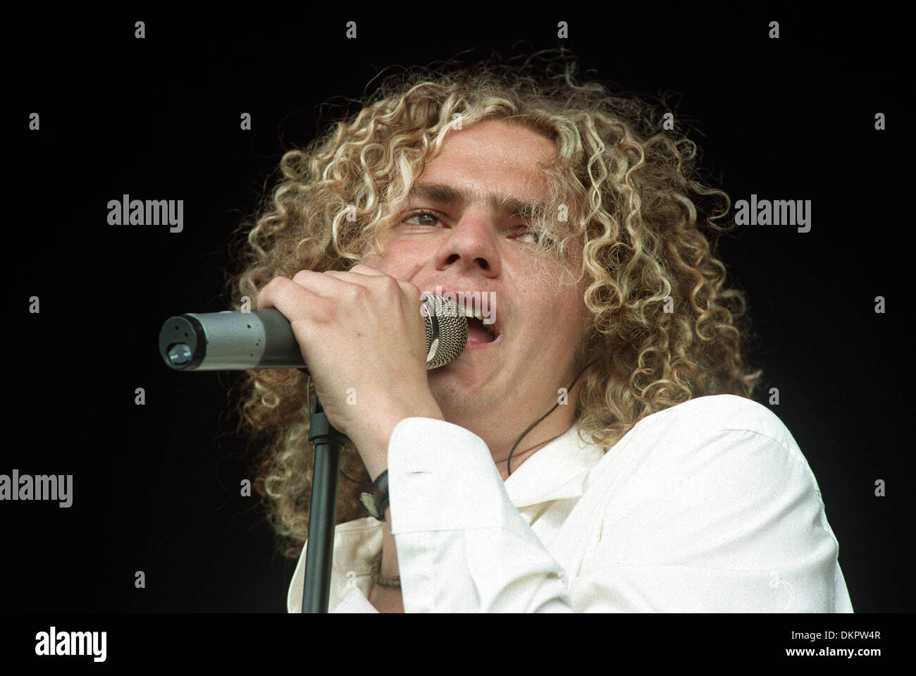 JOE WASHBOURNE.LEAD SINGER ''TOPLOADER''.KINROSS, SCOTLAND.07/07/2001 ...