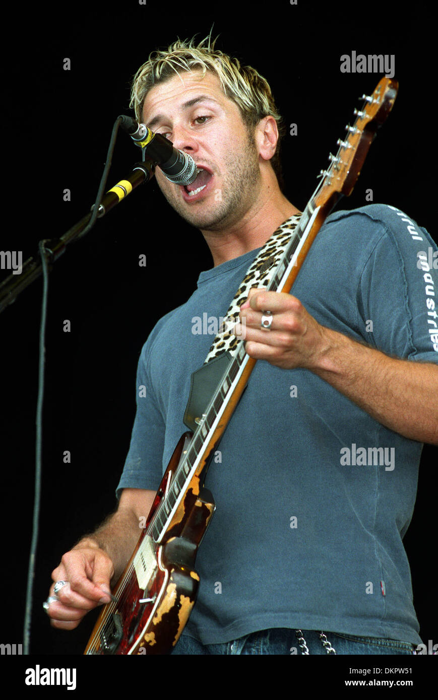 Feeder singer hi-res stock photography and images - Alamy