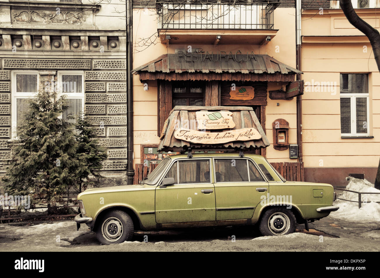 Car outside restaurant hi-res stock photography and images - Alamy