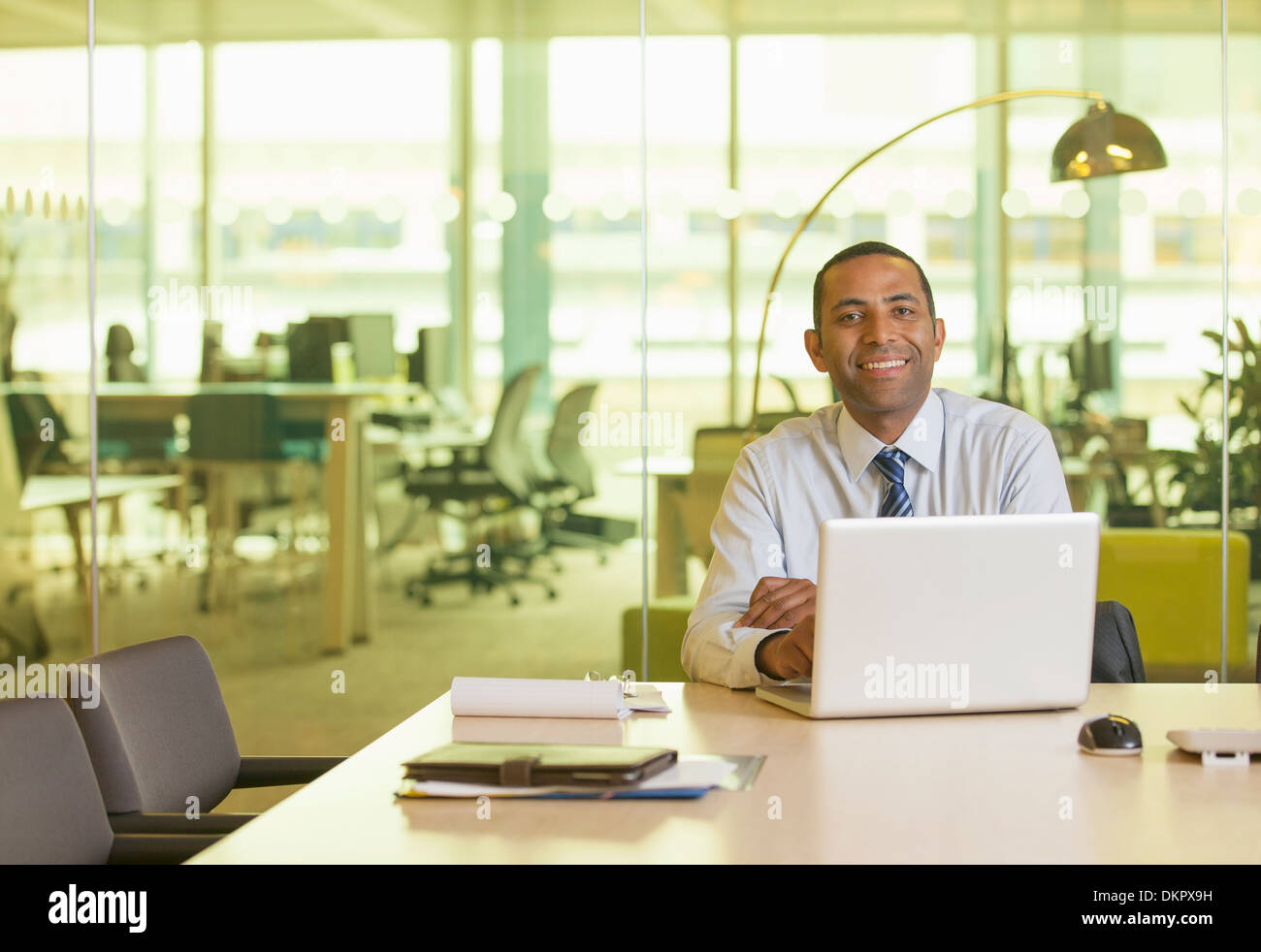 50 men working desk hi-res stock photography and images - Alamy