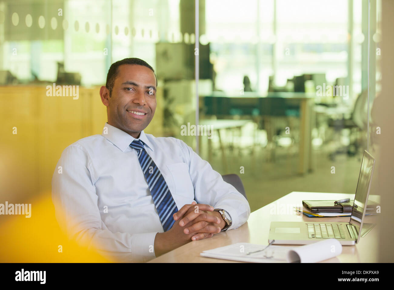 50 men working desk hi-res stock photography and images - Alamy