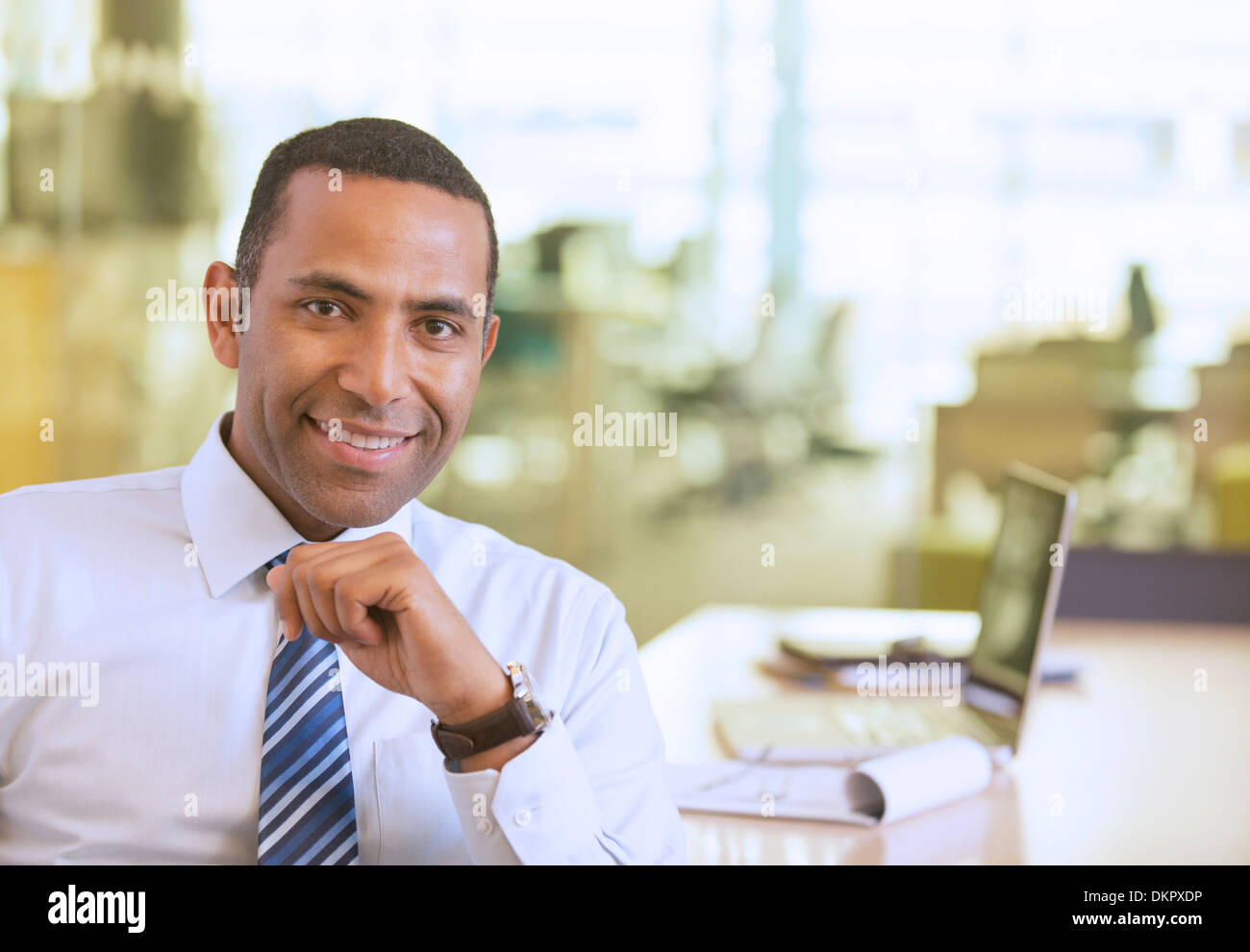 Business people smiling hi-res stock photography and images - Alamy