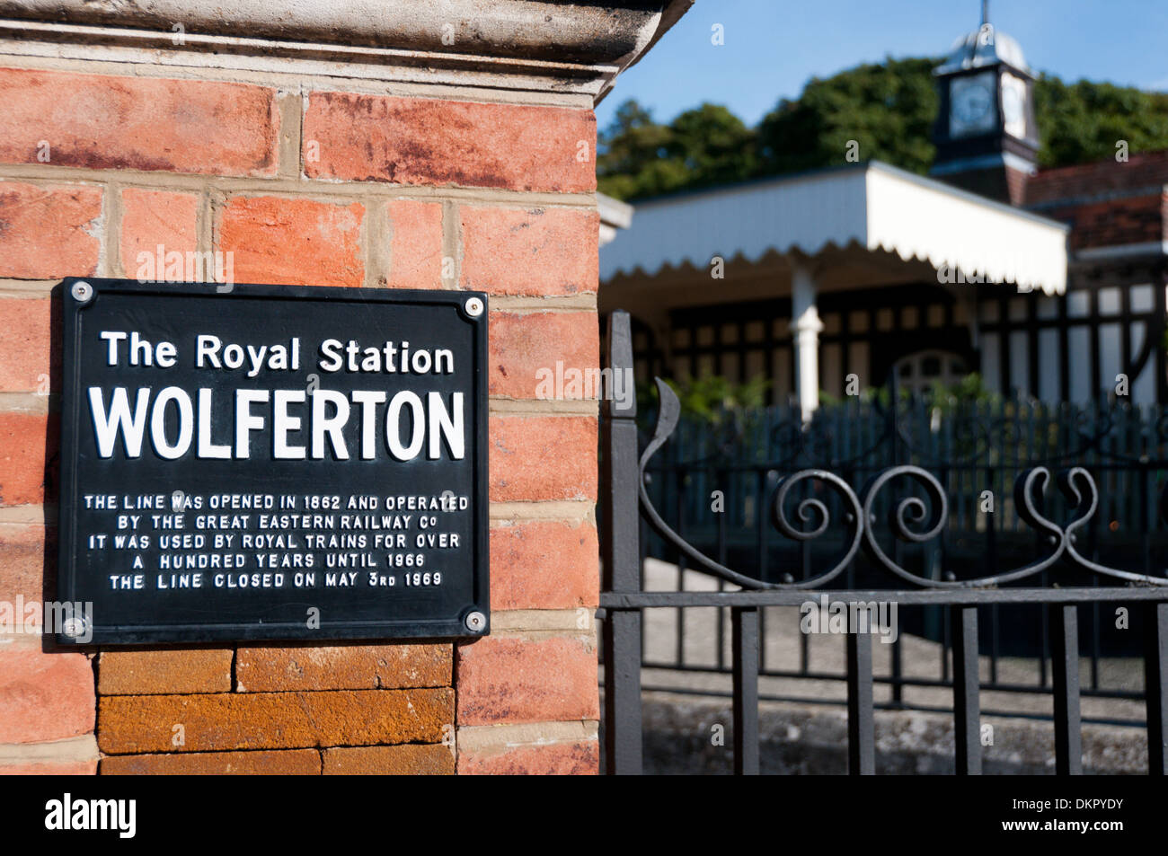 Station closed sign hi-res stock photography and images - Alamy