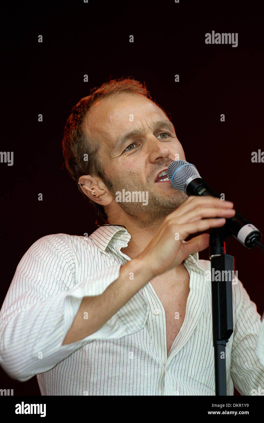 TIM BOOTH.LEAD SINGER WITH ''JAMES''.KINROSS, SCOTLAND.07/07/2001 ...