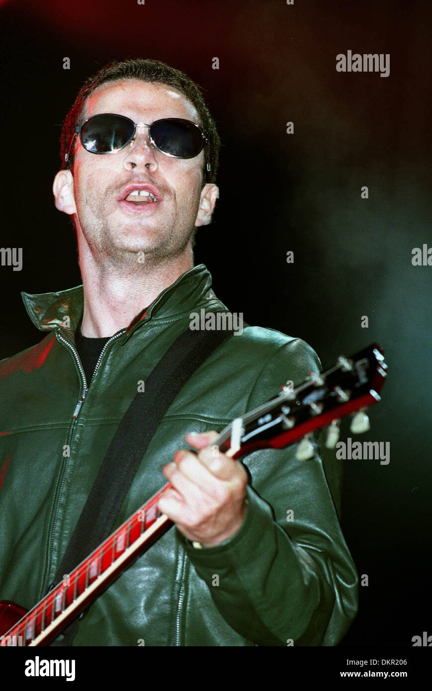 KELLY JONES.SINGER ''STEREOPHONICS''.KINROSS, SCOTLAND.07/07/2001 ...