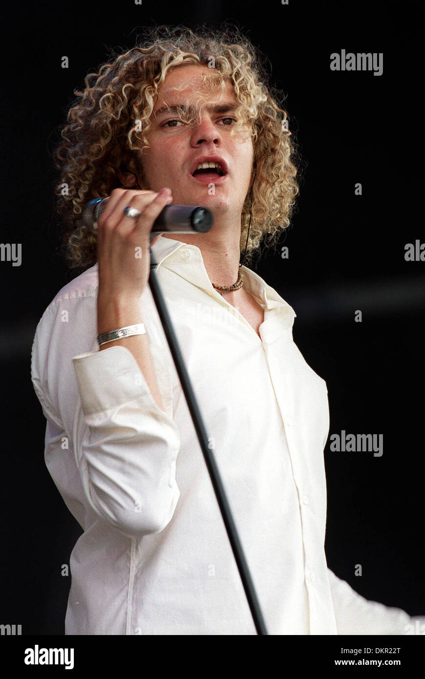JOE WASHBOURNE.LEAD SINGER ''TOPLOADER''.KINROSS, SCOTLAND.07/07/2001 ...