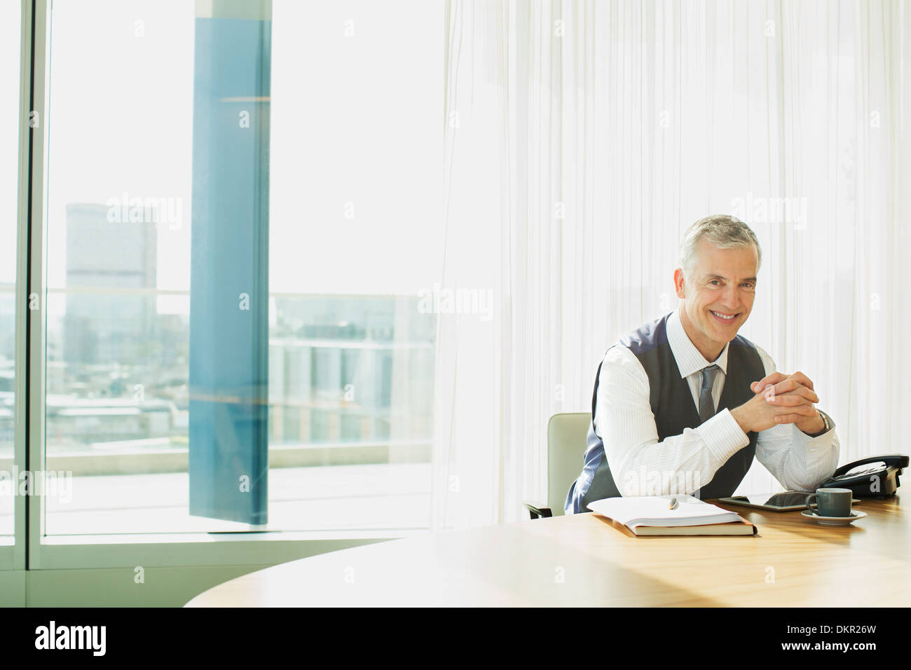 Man sitting desk full view hi-res stock photography and images - Alamy
