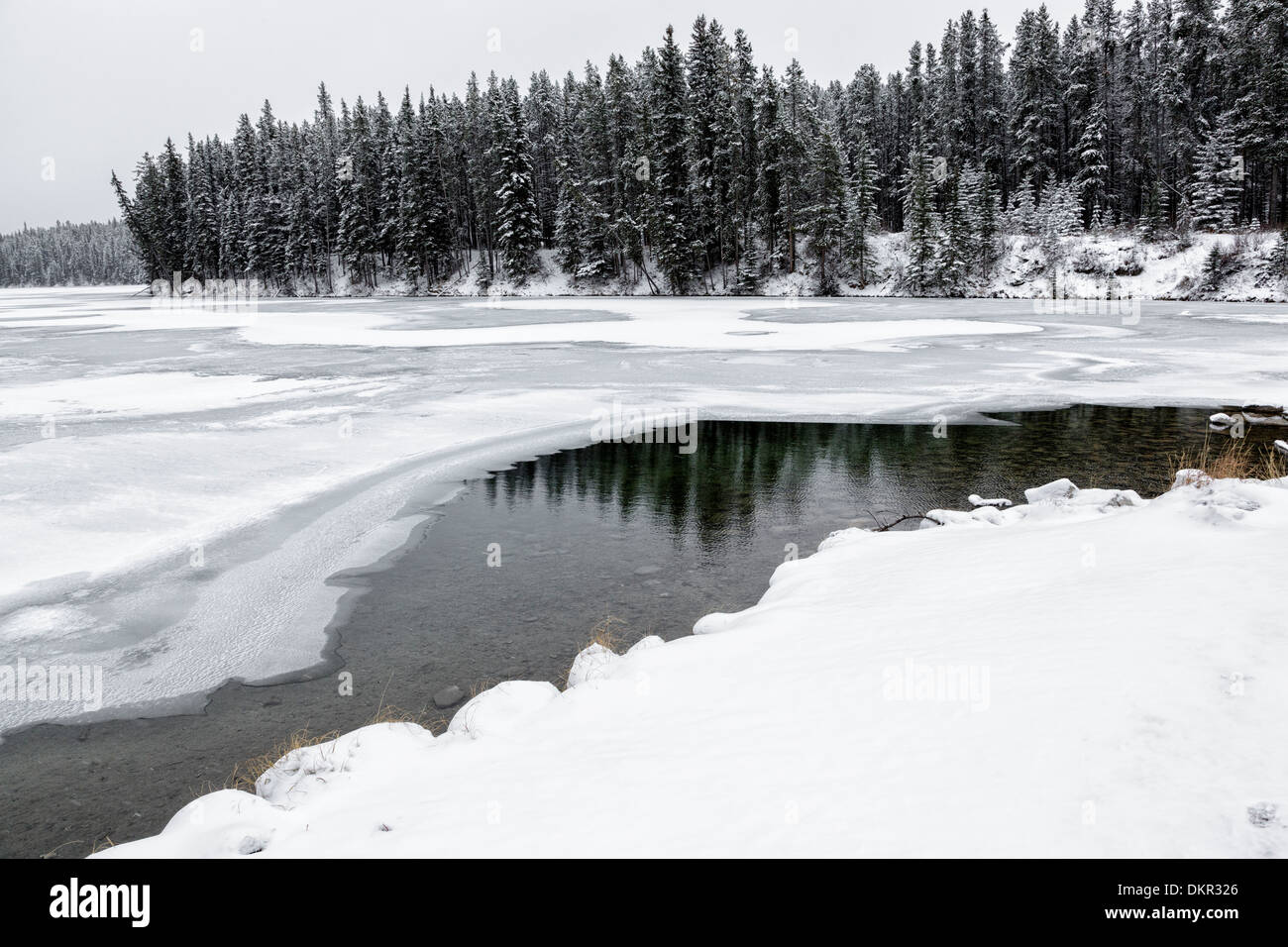 Lake minnewanka and winter hi-res stock photography and images - Alamy