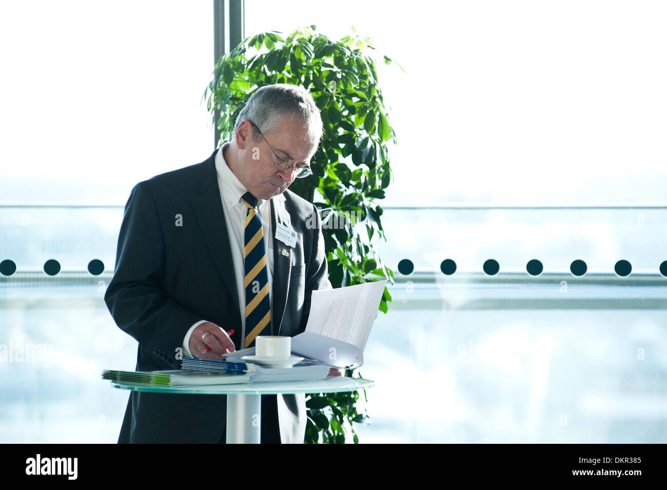 Sir peter hall hi-res stock photography and images - Alamy