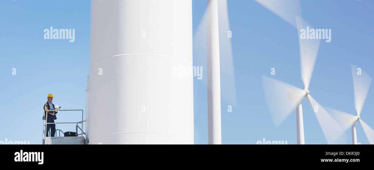 Wind turbine worker hi-res stock photography and images - Alamy