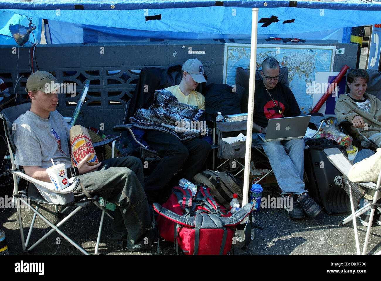 Star wars fans queue hollywood hi-res stock photography and images - Alamy