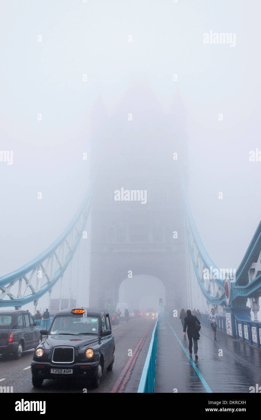Fog in london hi-res stock photography and images - Alamy