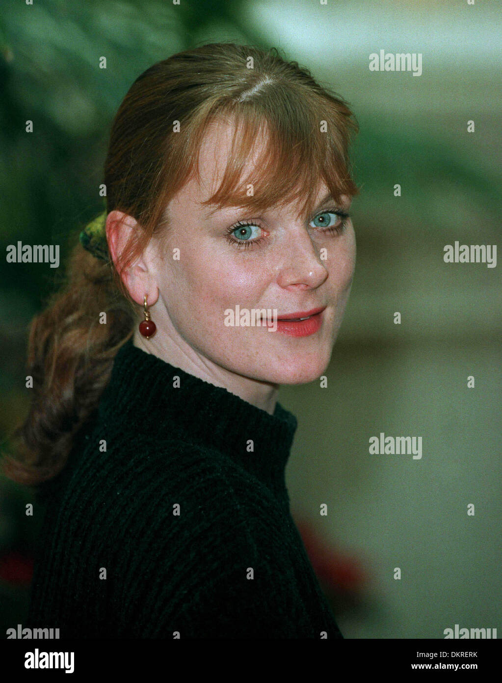 SAMANTHA BOND.ACTRESS.04/01/1995.E11E30 Stock Photo - Alamy