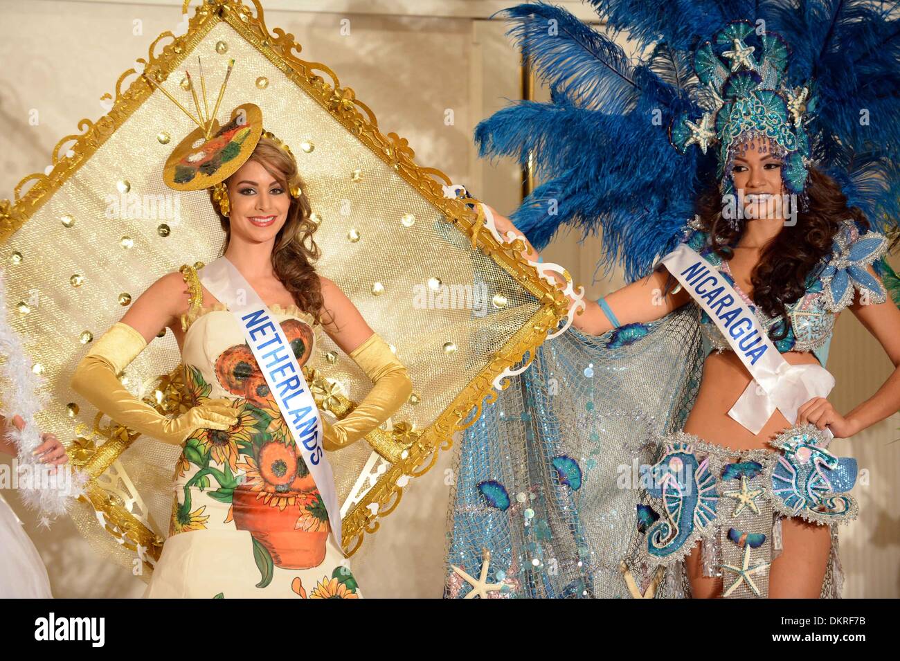 Contestants beauty pageant pose news hi-res stock photography and ...