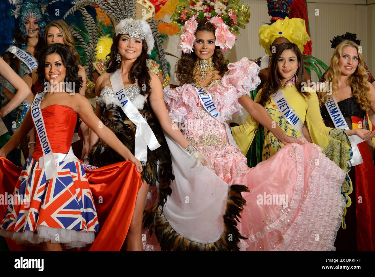 Contestants beauty pageant pose news hi-res stock photography and ...