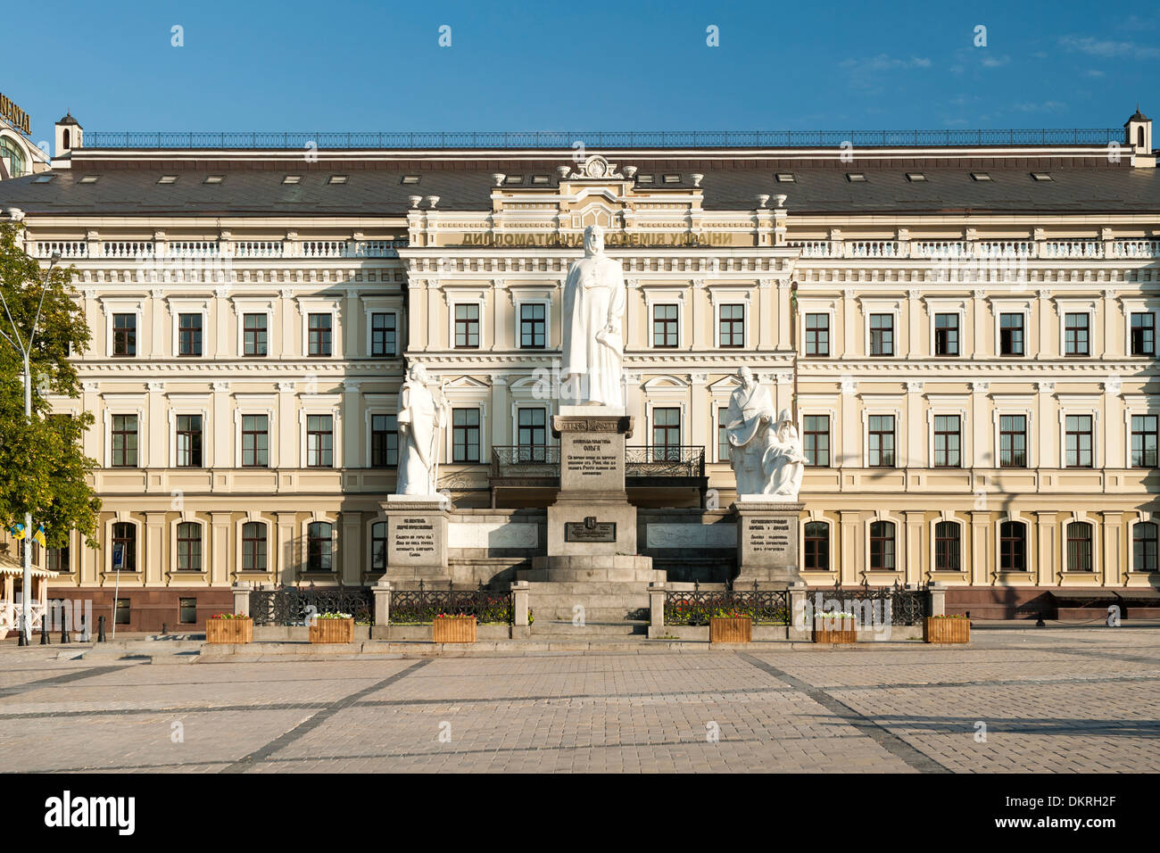 Statues and buildings on Mykhailivska (St Michael's) Square in Kiev ...