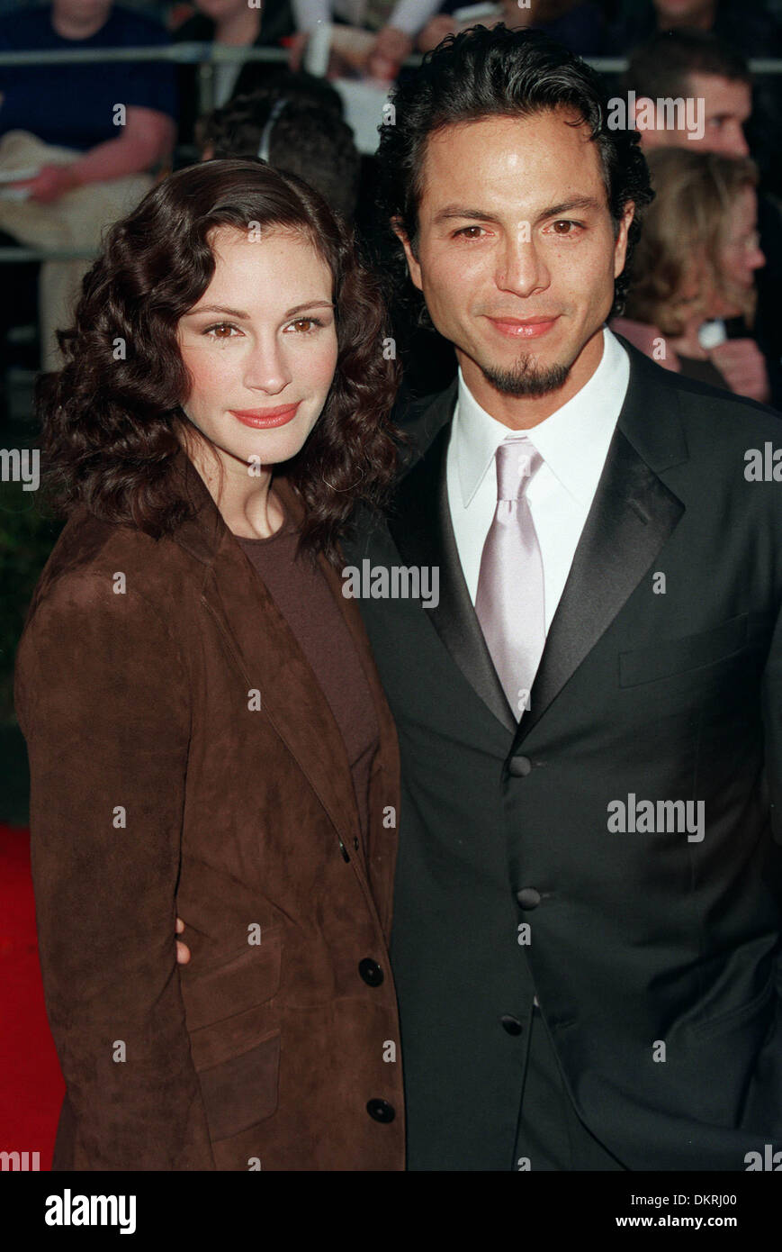 Julia roberts and benjamin bratt hi-res stock photography and images ...