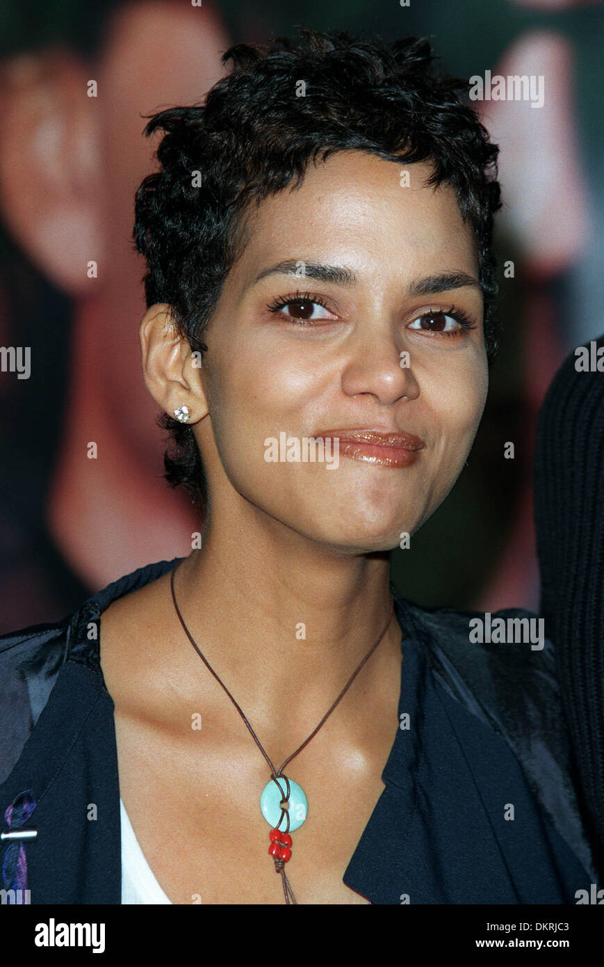 HALLE BERRY.ACTRESS.HOLLYWOOD, LA, USA.04/10/2001.BM33D14C. 2001 Stock ...